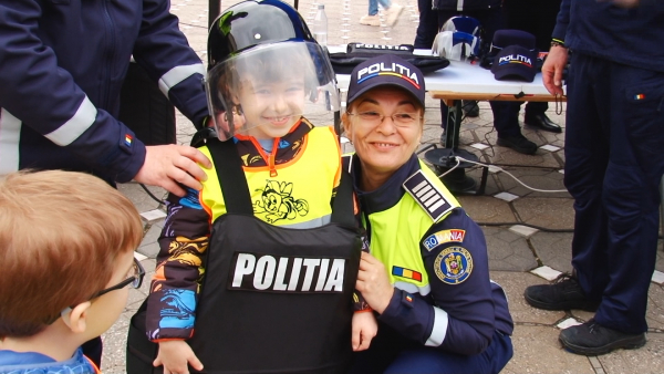 „Ziua Porților Deschise”, cu poliţişti, la Liești - Viaţa Liberă Galaţi